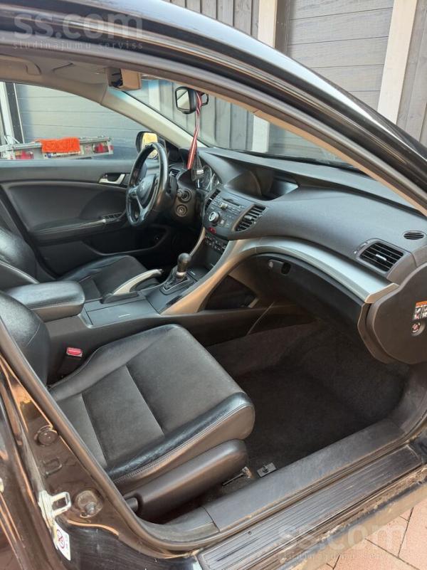 Black Honda Accord 2009 in Kuldiga, with an engine capacity of 2.40 L and mileage of 487 thousand km for 1650 €, photo 8 on AUTOMOTO.COM.LV