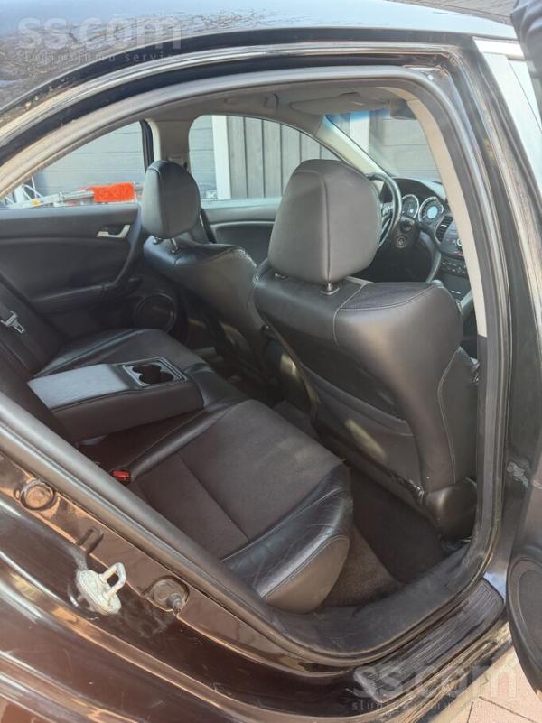 Black Honda Accord 2009 in Kuldiga, with an engine capacity of 2.40 L and mileage of 487 thousand km for 1650 €, photo 9 on AUTOMOTO.COM.LV