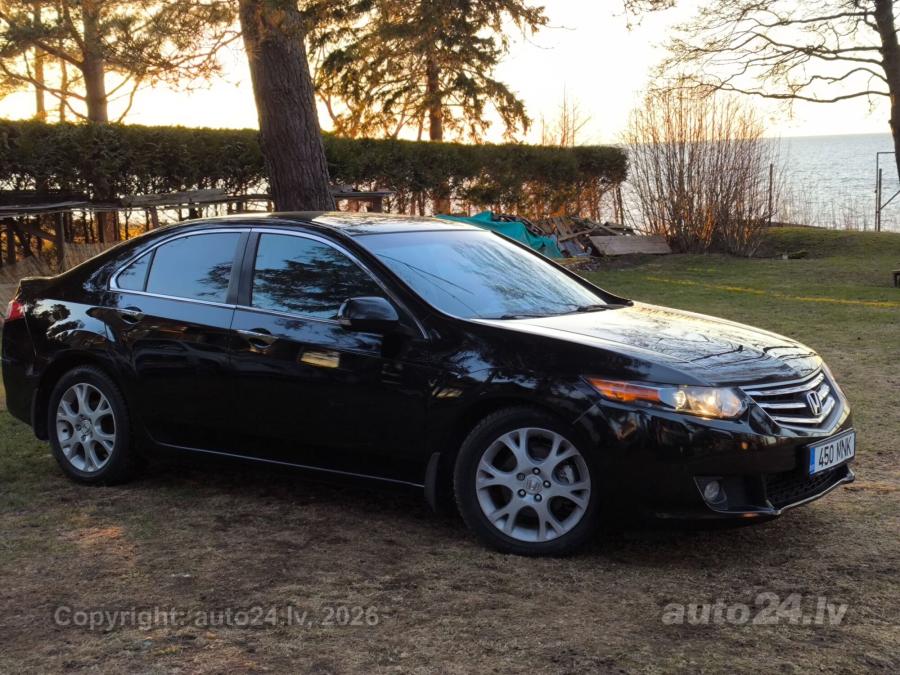 Black Honda Accord 2010 in Tallinn, with an engine capacity of 2.00 L and mileage of 218 thousand km for 4998 €, photo 5 on AUTOMOTO.COM.LV