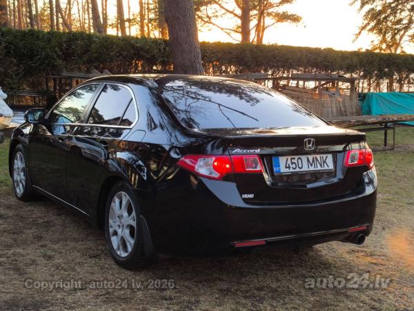Black Honda Accord 2010 in Tallinn, with an engine capacity of 2.00 L and mileage of 218 thousand km for 4998 €, photo 6 on AUTOMOTO.COM.LV