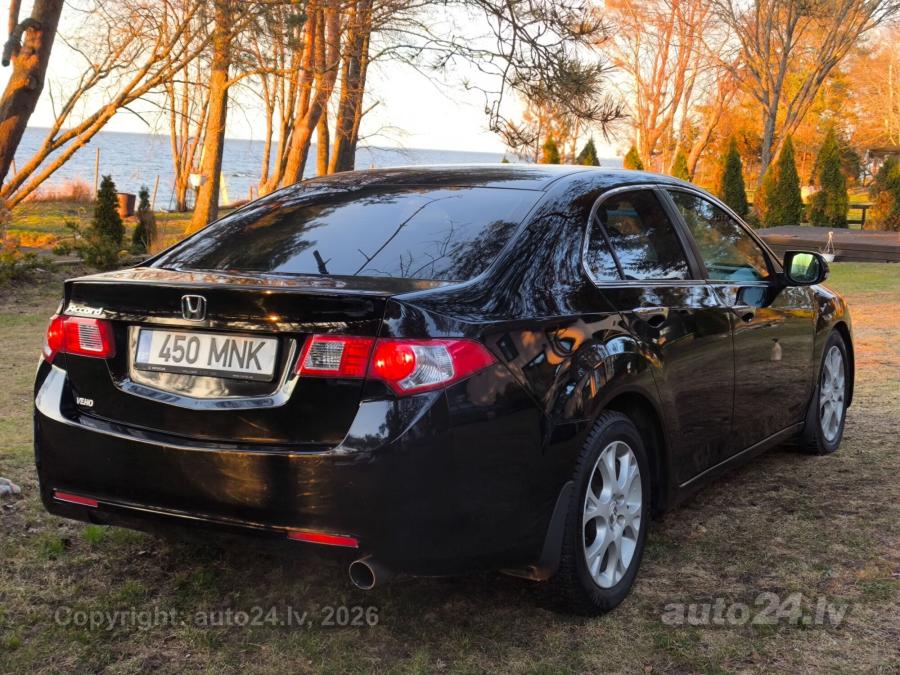 Black Honda Accord 2010 in Tallinn, with an engine capacity of 2.00 L and mileage of 218 thousand km for 4998 €, photo 8 on AUTOMOTO.COM.LV