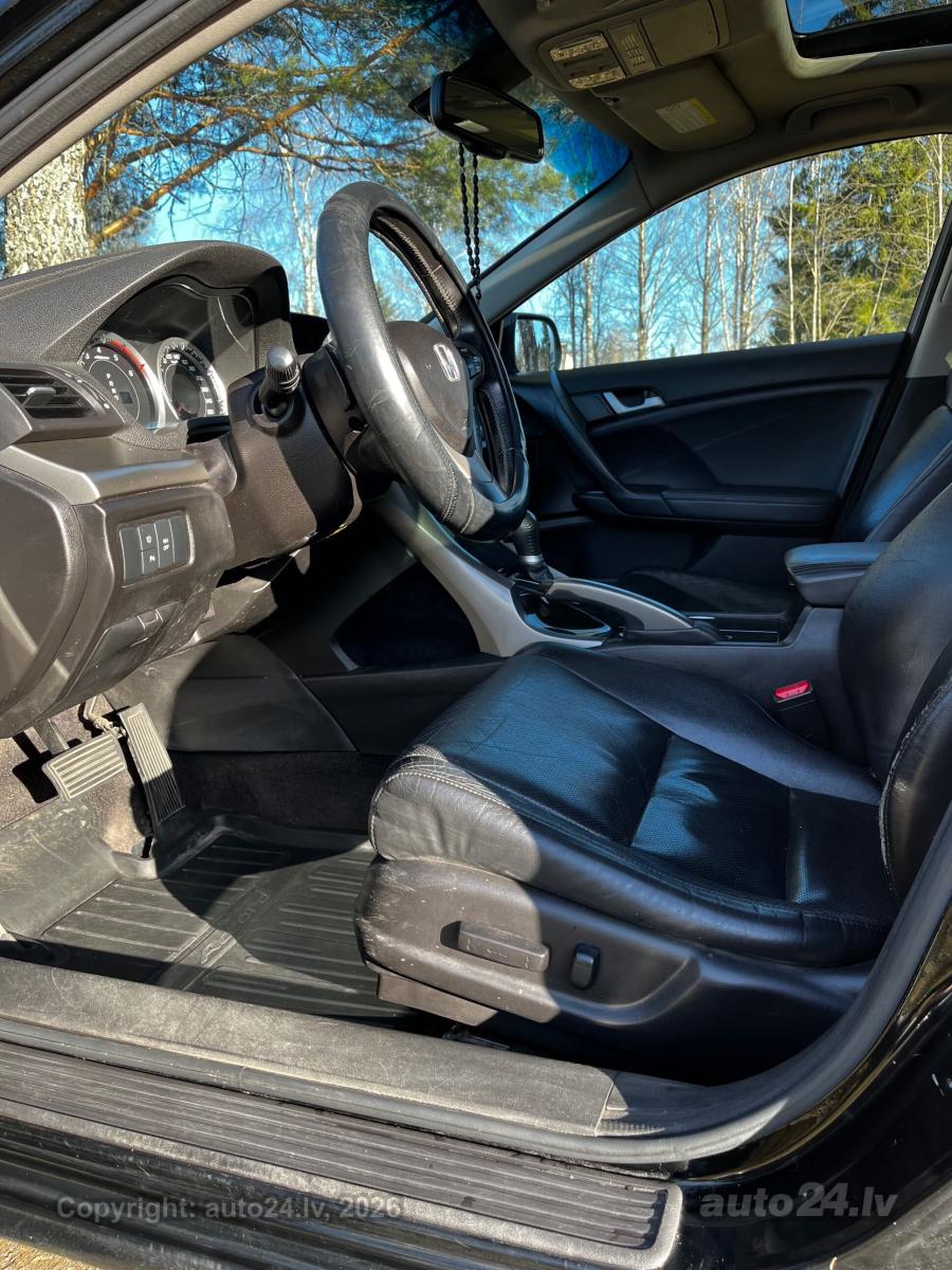 Black Honda Accord 2010 in Tallinn, with an engine capacity of 2.20 L and mileage of 300 thousand km for 5700 €, photo 7 on AUTOMOTO.COM.LV