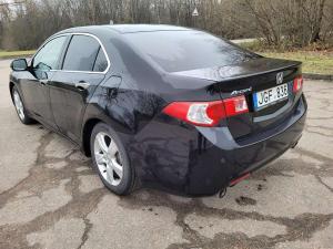 Black Honda Accord 2011 in Kaunas, with an engine capacity of 2.40 L and mileage of 290 thousand km for 5950 €, photo 3 on AUTOMOTO.COM.LV