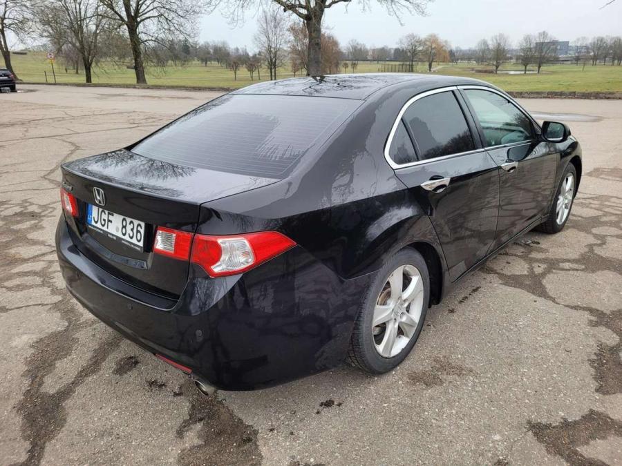 Black Honda Accord 2011 in Kaunas, with an engine capacity of 2.40 L and mileage of 290 thousand km for 5950 €, photo 5 on AUTOMOTO.COM.LV