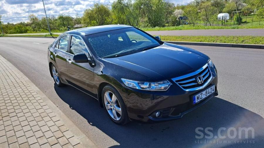 Black Honda Accord 2015 in Riga, with an engine capacity of 2.00 L and mileage of 132 thousand km for 9700 €, photo 3 on AUTOMOTO.COM.LV