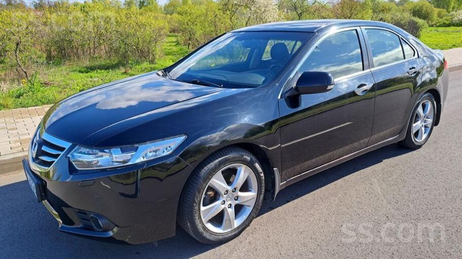 Black Honda Accord 2015 in Riga, with an engine capacity of 2.00 L and mileage of 132 thousand km for 9700 €, photo 4 on AUTOMOTO.COM.LV