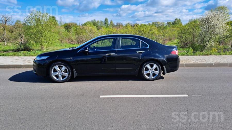 Black Honda Accord 2015 in Riga, with an engine capacity of 2.00 L and mileage of 132 thousand km for 9700 €, photo 5 on AUTOMOTO.COM.LV