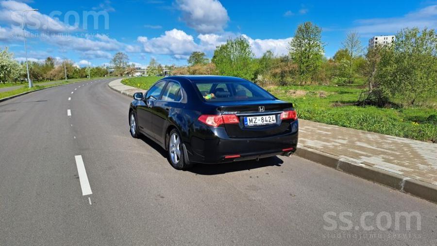 Black Honda Accord 2015 in Riga, with an engine capacity of 2.00 L and mileage of 132 thousand km for 9700 €, photo 6 on AUTOMOTO.COM.LV