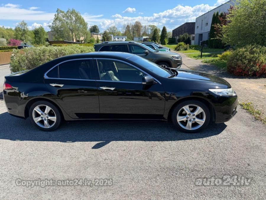 Black Honda Accord 2015 in Tallinn, with an engine capacity of 2.00 L and mileage of 144 thousand km for 10000 €, photo 3 on AUTOMOTO.COM.LV