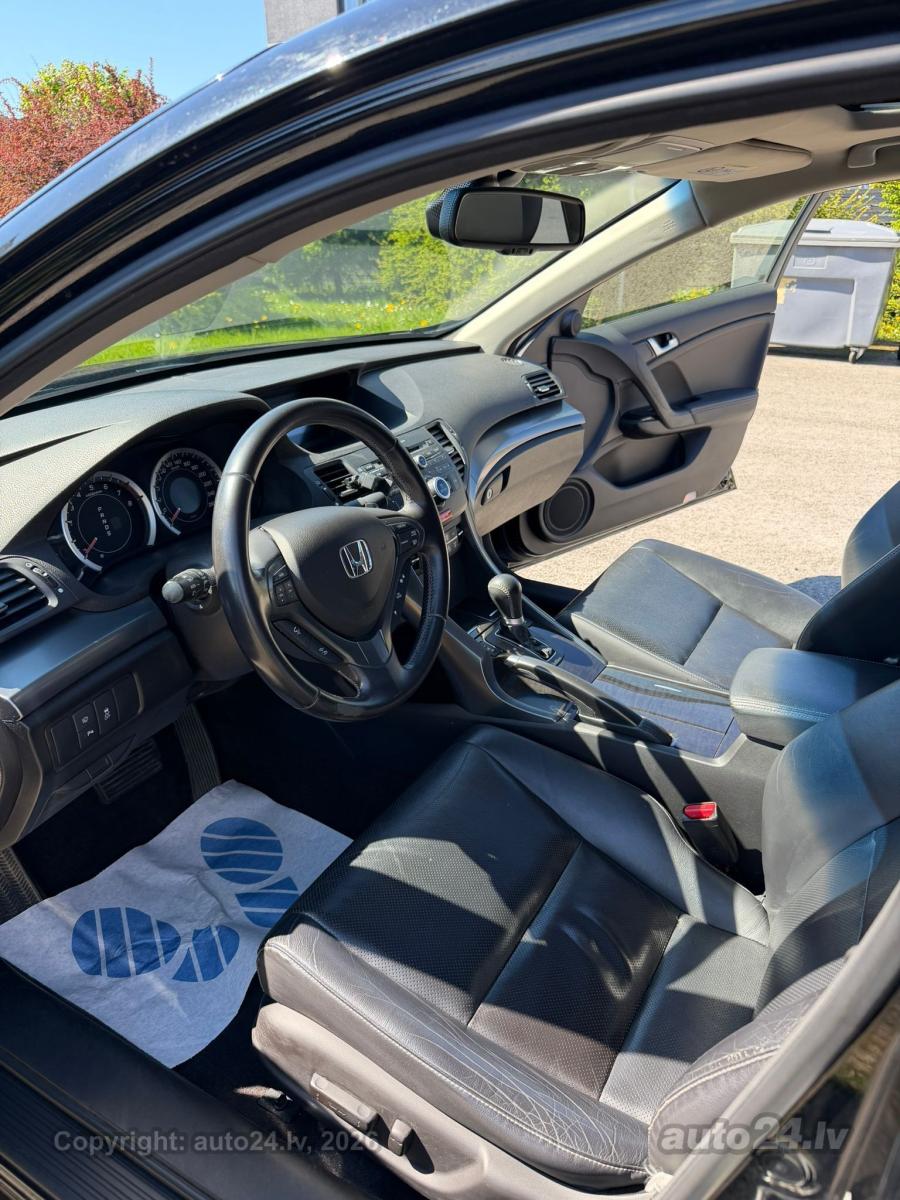 Black Honda Accord 2015 in Tallinn, with an engine capacity of 2.00 L and mileage of 144 thousand km for 10000 €, photo 7 on AUTOMOTO.COM.LV