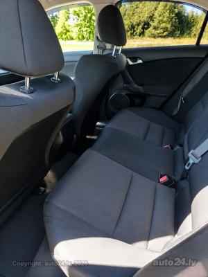 Melns Honda Accord 2015 Rapla, ar dzinēja tilpumu 2.00 L un nobraukumu 221 tūkst. km par 7900 €, foto 10 vietnē AUTOMOTO.COM.LV