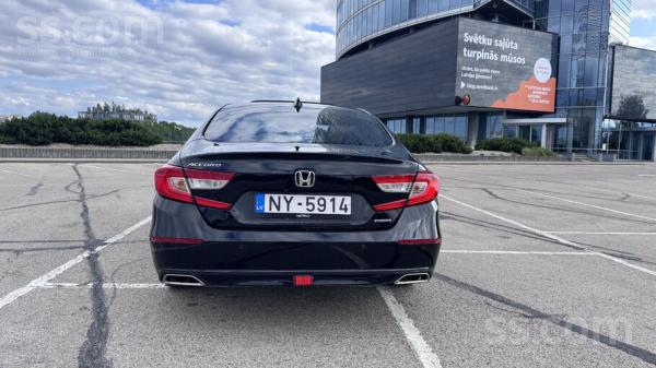 Black Honda Accord 2018 in Riga, with an engine capacity of 1.50 L and mileage of 139 thousand km for 17900 €, photo 4 on AUTOMOTO.COM.LV