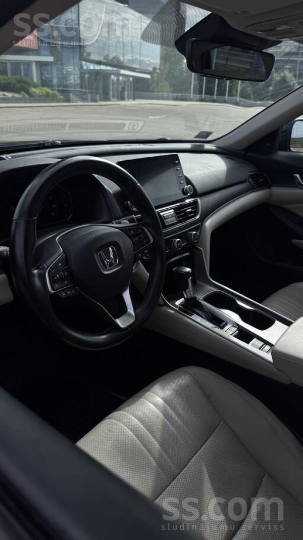 Black Honda Accord 2018 in Riga, with an engine capacity of 1.50 L and mileage of 139 thousand km for 17900 €, photo 8 on AUTOMOTO.COM.LV
