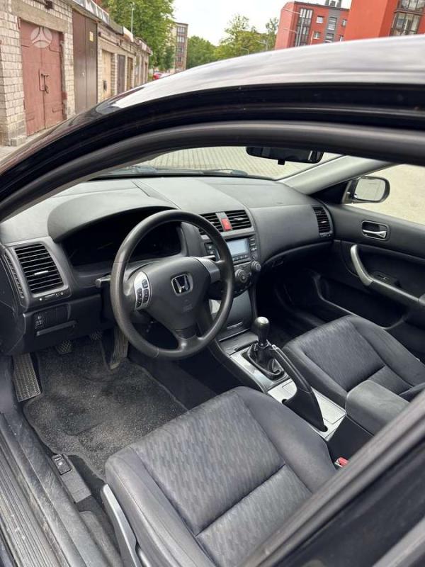 Black Honda Accord 2004 in Vilnius, with an engine capacity of 2.00 L and mileage of 262 thousand km for 1250 €, photo 10 on AUTOMOTO.COM.LV