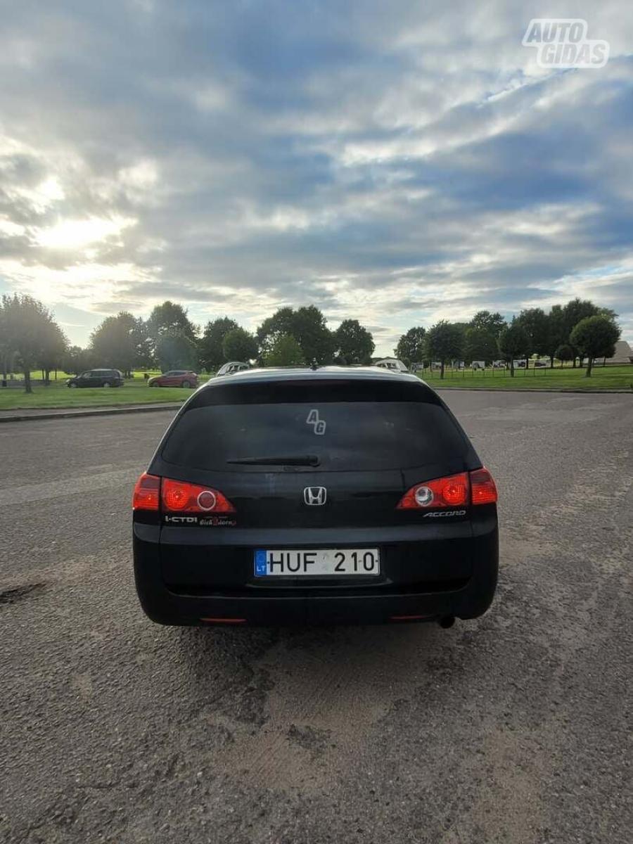 Black Honda Accord 2004 in Kaunas, with an engine capacity of 2.20 L and mileage of 386 thousand km for 950 €, photo 5 on AUTOMOTO.COM.LV