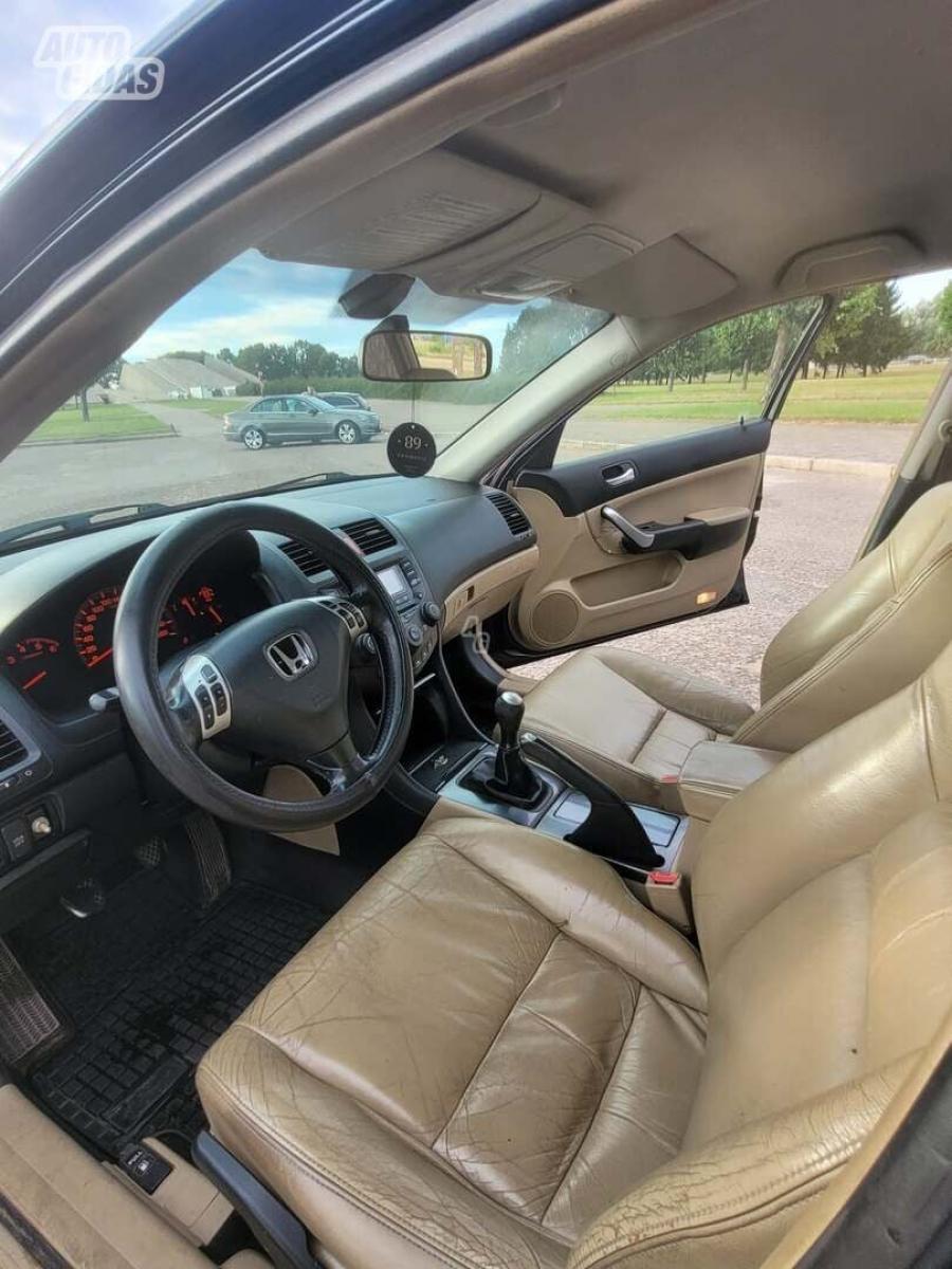 Black Honda Accord 2004 in Kaunas, with an engine capacity of 2.20 L and mileage of 386 thousand km for 950 €, photo 9 on AUTOMOTO.COM.LV