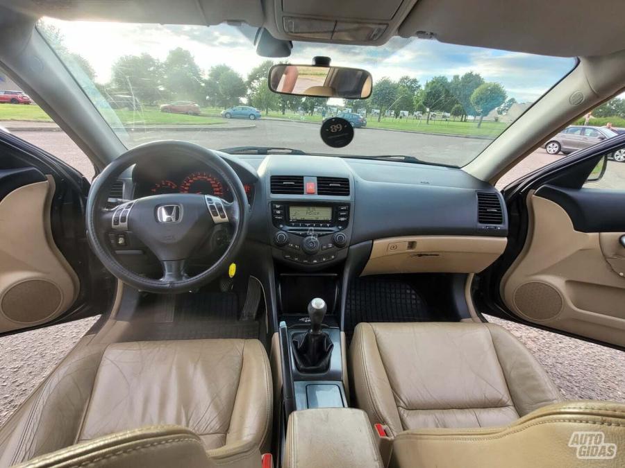 Black Honda Accord 2004 in Kaunas, with an engine capacity of 2.20 L and mileage of 386 thousand km for 950 €, photo 10 on AUTOMOTO.COM.LV