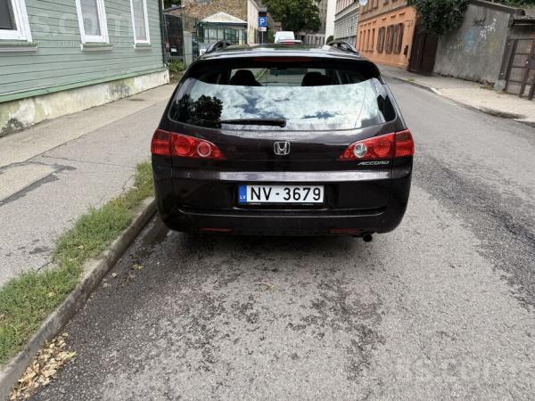 Black Honda Accord 2006 in Riga, with an engine capacity of 2.00 L and mileage of 191 thousand km for 1000 €, photo 4 on AUTOMOTO.COM.LV