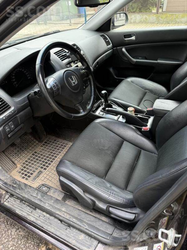 Black Honda Accord 2006 in Riga, with an engine capacity of 2.00 L and mileage of 191 thousand km for 1000 €, photo 7 on AUTOMOTO.COM.LV