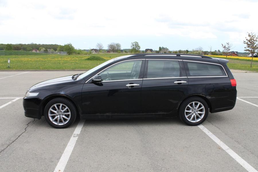 Black Honda Accord 2007 in Siauliai, with an engine capacity of 2.20 L and mileage of 252 thousand km for 800 €, photo 5 on AUTOMOTO.COM.LV