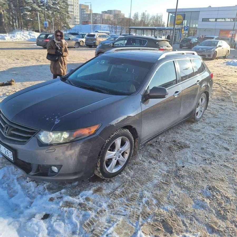 Melns Honda Accord 2009 Viļņa, ar dzinēja tilpumu 2.40 L un nobraukumu 320 tūkst. km par 3950 €, foto 1 vietnē AUTOMOTO.COM.LV