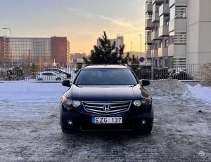 Melns Honda Accord 2010 Viļņa, ar dzinēja tilpumu 2.20 L un nobraukumu 400 tūkst. km par 3400 €, foto  vietnē AUTOMOTO.COM.LV