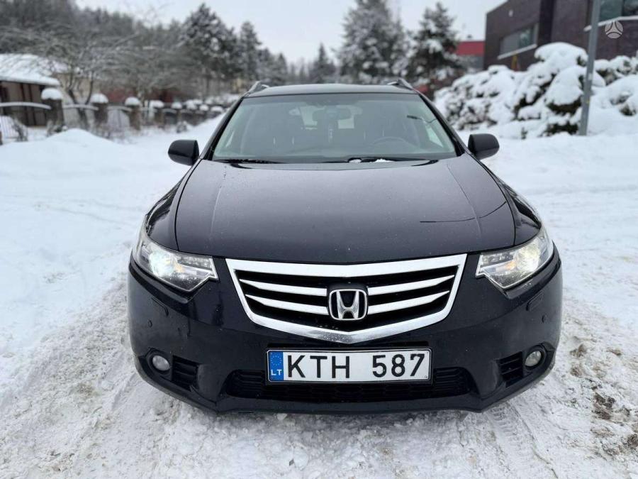 Black Honda Accord 2012 in Vilnius, with an engine capacity of 2.20 L and mileage of 390 thousand km for 3900 €, photo 2 on AUTOMOTO.COM.LV