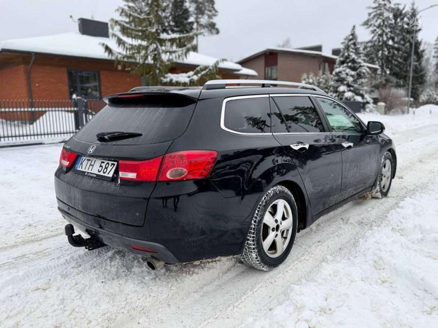 Black Honda Accord 2012 in Vilnius, with an engine capacity of 2.20 L and mileage of 390 thousand km for 3900 €, photo 5 on AUTOMOTO.COM.LV