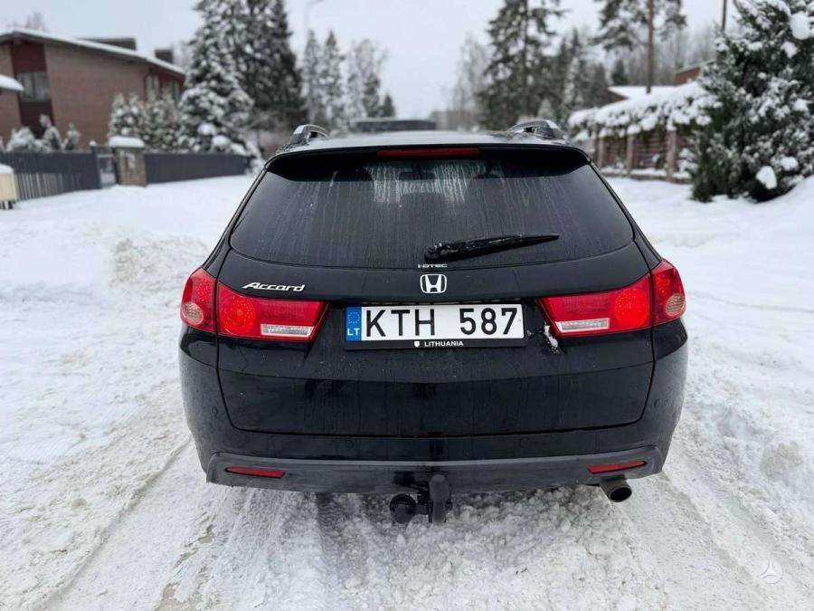 Black Honda Accord 2012 in Vilnius, with an engine capacity of 2.20 L and mileage of 390 thousand km for 3900 €, photo 6 on AUTOMOTO.COM.LV