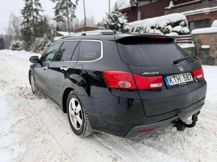 Black Honda Accord 2012 in Vilnius, with an engine capacity of 2.20 L and mileage of 390 thousand km for 3900 €, photo 7 on AUTOMOTO.COM.LV