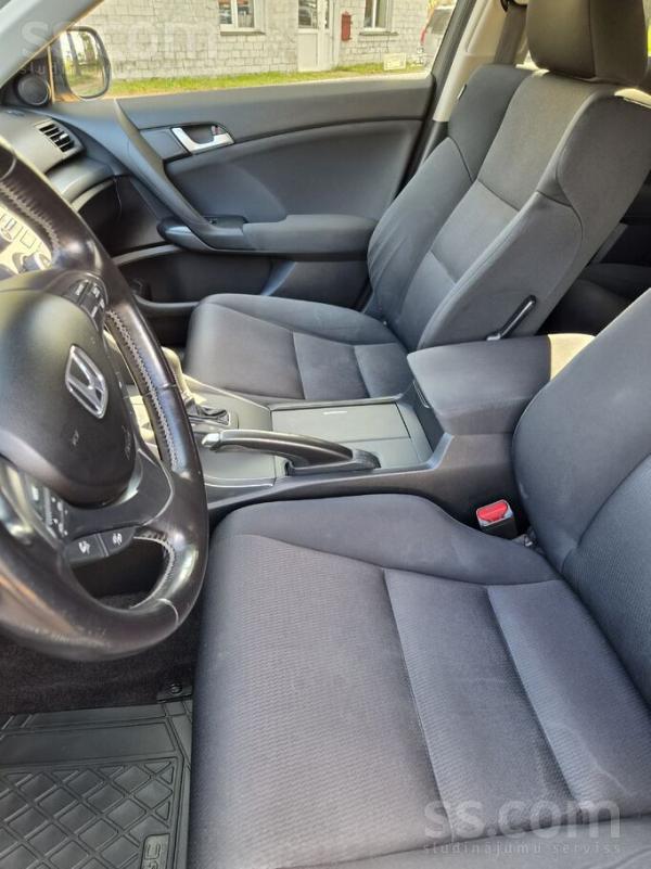 Black Honda Accord 2012 in Riga, with an engine capacity of 2.20 L and mileage of 268 thousand km for 3950 €, photo 10 on AUTOMOTO.COM.LV