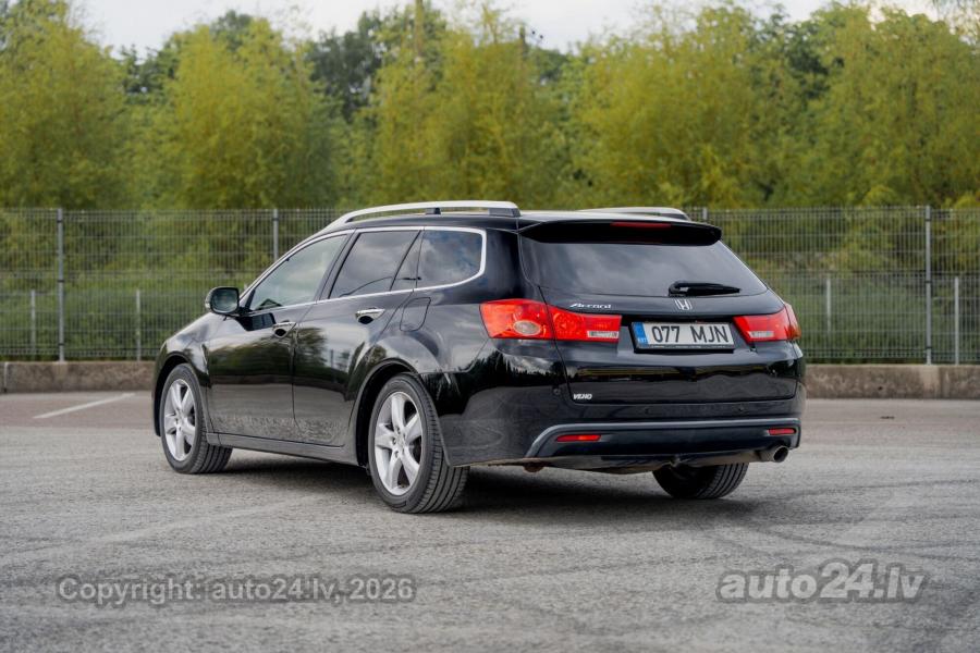 Black Honda Accord 2014 in Tallinn, with an engine capacity of 2.00 L and mileage of 132 thousand km for 9350 €, photo 10 on AUTOMOTO.COM.LV