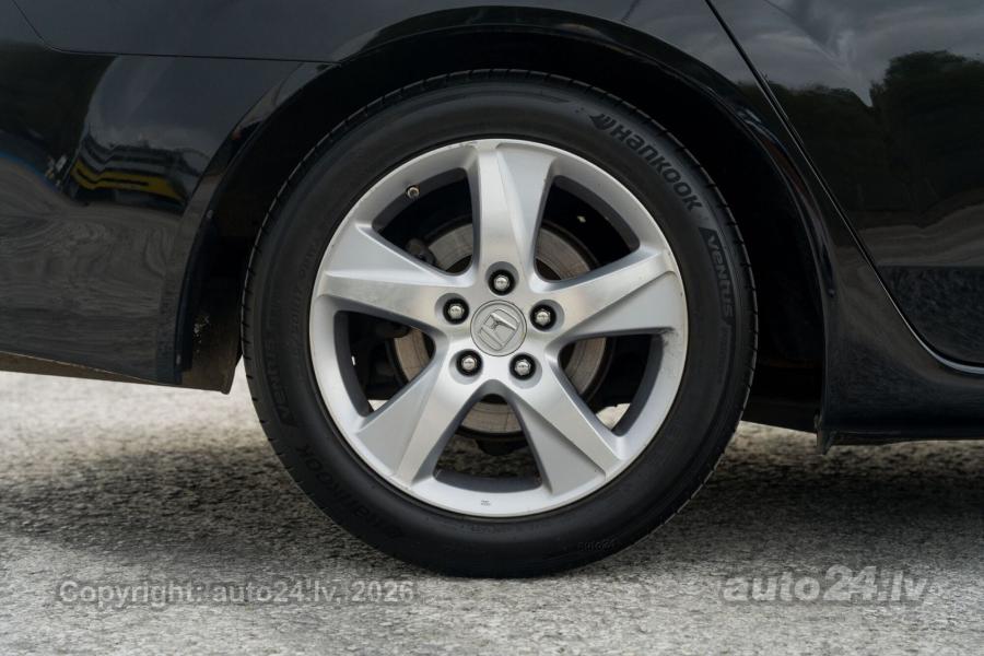 Black Honda Accord 2014 in Tallinn, with an engine capacity of 2.00 L and mileage of 132 thousand km for 9350 €, photo 11 on AUTOMOTO.COM.LV
