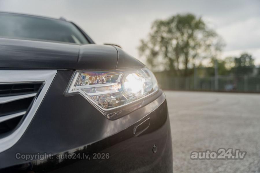 Black Honda Accord 2014 in Tallinn, with an engine capacity of 2.00 L and mileage of 132 thousand km for 9350 €, photo 12 on AUTOMOTO.COM.LV