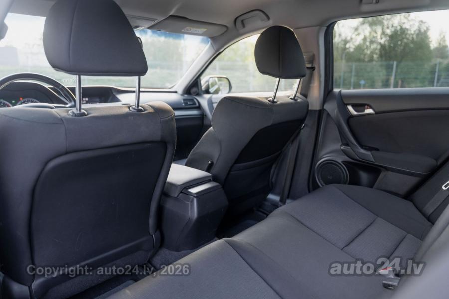 Black Honda Accord 2014 in Tallinn, with an engine capacity of 2.00 L and mileage of 132 thousand km for 9350 €, photo 14 on AUTOMOTO.COM.LV