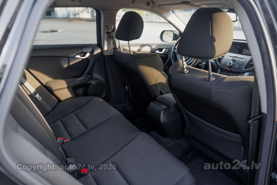 Black Honda Accord 2014 in Tallinn, with an engine capacity of 2.00 L and mileage of 132 thousand km for 9350 €, photo 15 on AUTOMOTO.COM.LV