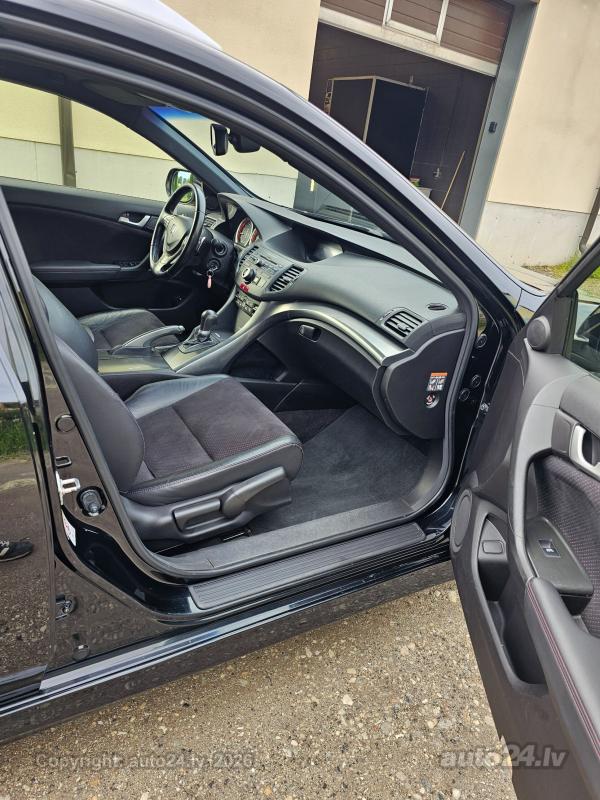 Black Honda Accord 2015 in Tallinn, with an engine capacity of 2.40 L and mileage of 164 thousand km for 15500 €, photo 10 on AUTOMOTO.COM.LV