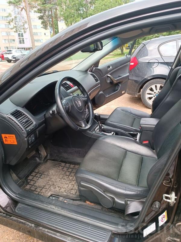 Brown Honda Accord 2008 in Riga, with an engine capacity of 2.00 L and mileage of 210 thousand km for 2600 €, photo 9 on AUTOMOTO.COM.LV
