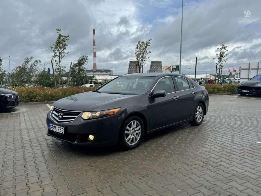 Brown Honda Accord 2010 in Vilnius, with an engine capacity of 2.20 L and mileage of 300 thousand km for 3299 €, photo 1 on AUTOMOTO.COM.LV