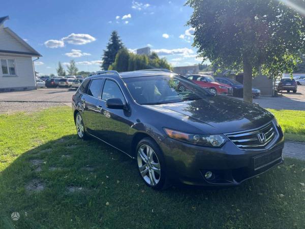 Brown Honda Accord 2010 in Utena, with an engine capacity of 2.20 L and mileage of 290 thousand km for 3950 €, photo 3 on AUTOMOTO.COM.LV