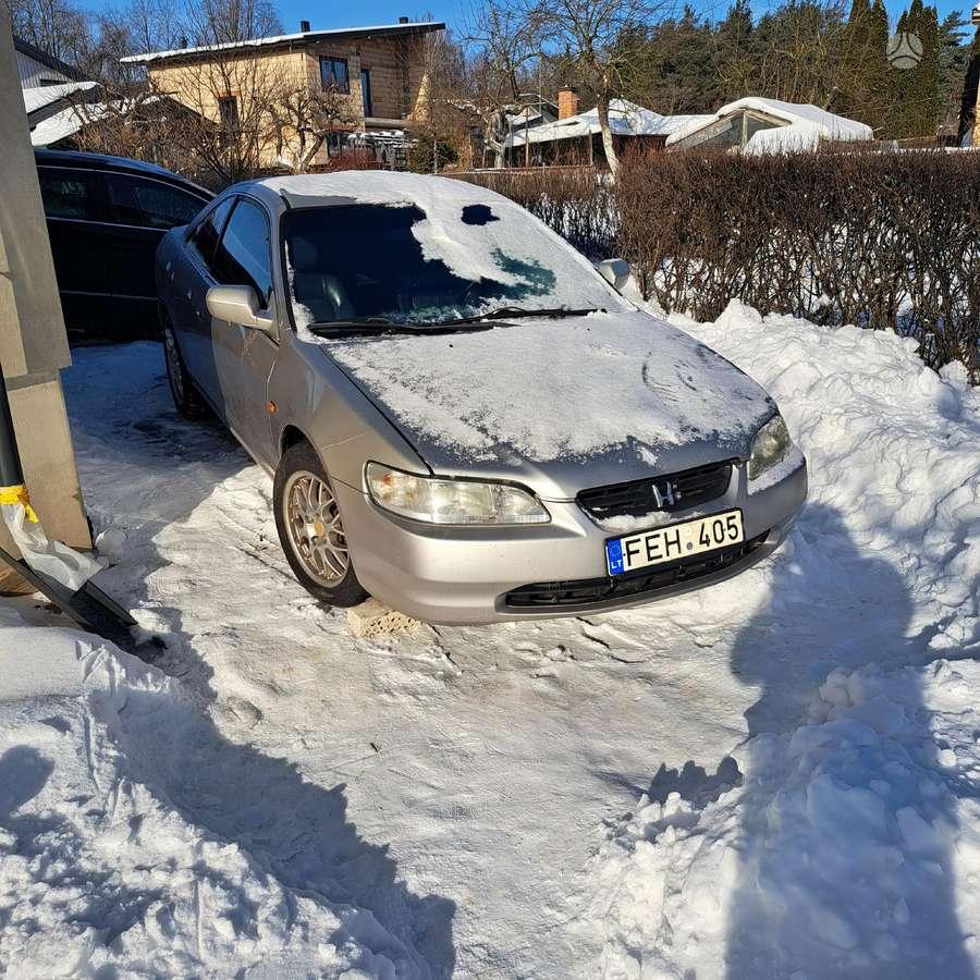 Grey Honda Accord 2000 in Kaunas, with an engine capacity of 2.00 L and mileage of 302 thousand km for 900 €, photo 1 on AUTOMOTO.COM.LV