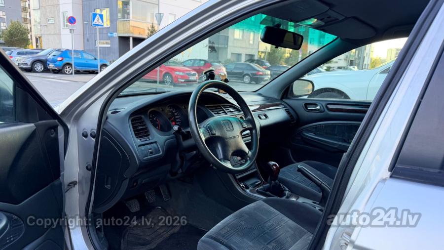 Grey Honda Accord 1999 in Tallinn, with an engine capacity of 2.00 L and mileage of 305 thousand km for 899 €, photo 9 on AUTOMOTO.COM.LV