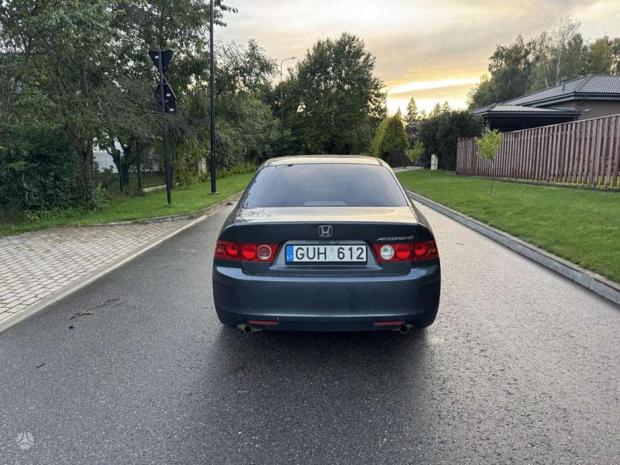 Grey Honda Accord 2003 in Vilnius, with an engine capacity of 2.35 L and mileage of 274 thousand km for 1400 €, photo 6 on AUTOMOTO.COM.LV