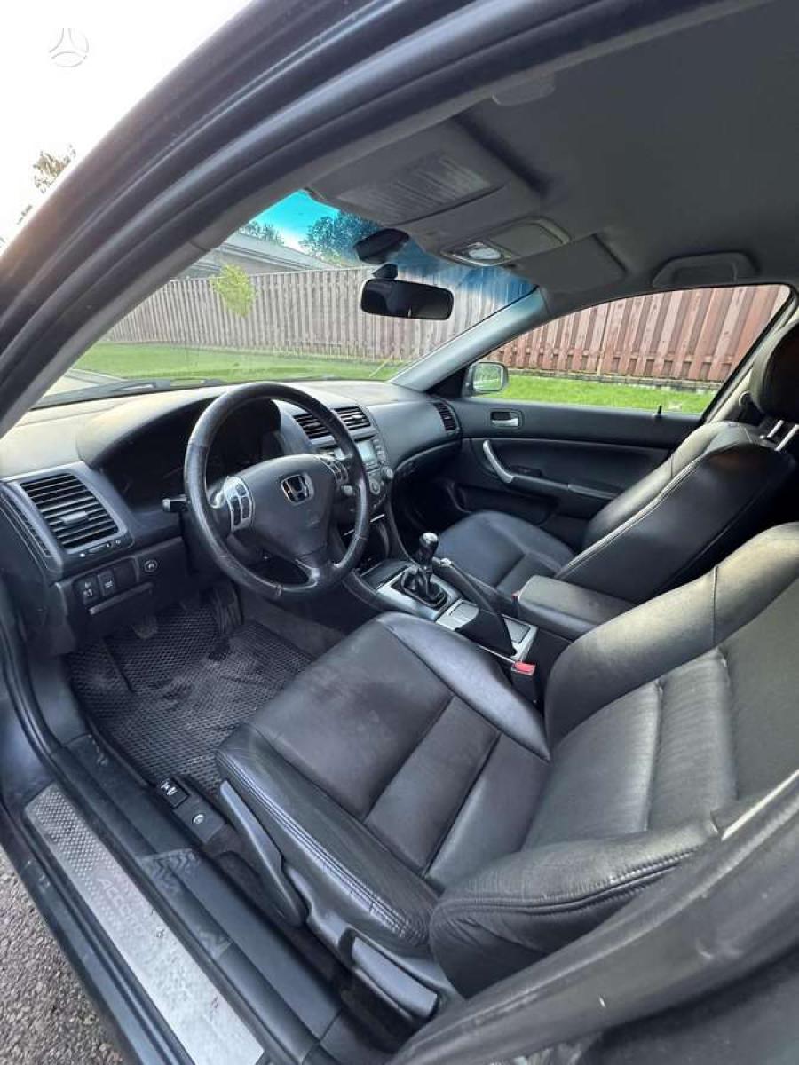 Grey Honda Accord 2003 in Vilnius, with an engine capacity of 2.35 L and mileage of 274 thousand km for 1400 €, photo 11 on AUTOMOTO.COM.LV