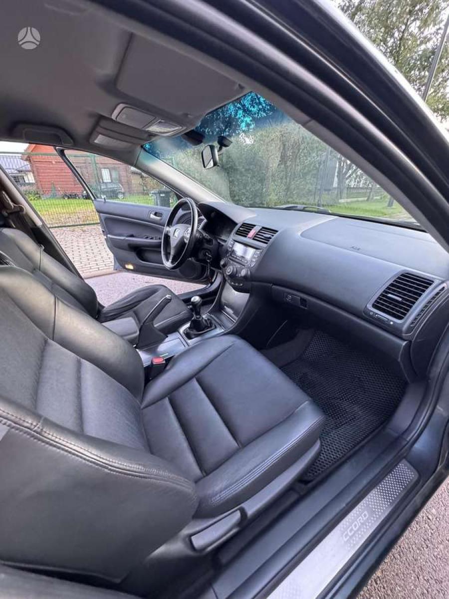 Grey Honda Accord 2003 in Vilnius, with an engine capacity of 2.35 L and mileage of 274 thousand km for 1400 €, photo 14 on AUTOMOTO.COM.LV