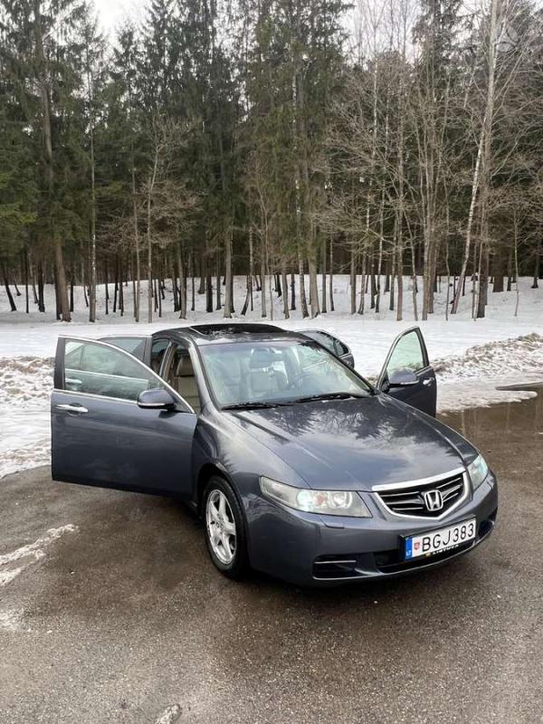 Grey Honda Accord 2004 in Alytus, with an engine capacity of 2.20 L and mileage of 385 thousand km for 1600 €, photo 1 on AUTOMOTO.COM.LV