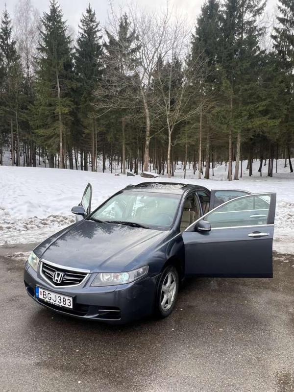 Grey Honda Accord 2004 in Alytus, with an engine capacity of 2.20 L and mileage of 385 thousand km for 1600 €, photo 2 on AUTOMOTO.COM.LV