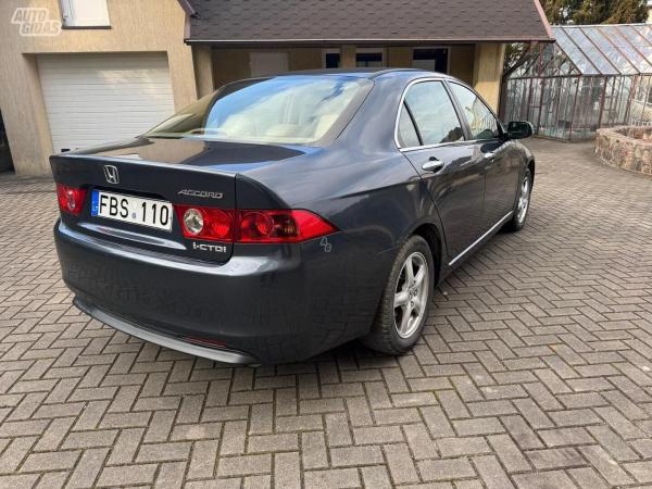 Pelēks Honda Accord 2004 Telšiai, ar dzinēja tilpumu 2.20 L un nobraukumu 329 tūkst. km par 1990 €, foto 3 vietnē AUTOMOTO.COM.LV