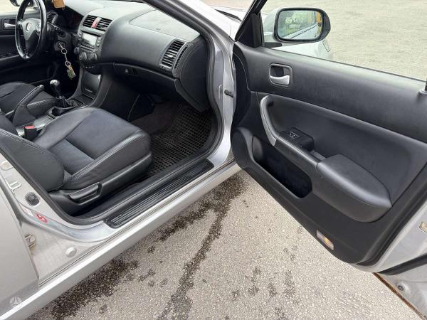 Grey Honda Accord 2004 in Klaipeda, with an engine capacity of 2.00 L and mileage of 348 thousand km for 1800 €, photo 8 on AUTOMOTO.COM.LV