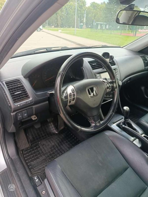 Pelēks Honda Accord 2004 Viļņa, ar dzinēja tilpumu 2.20 L un nobraukumu 302 tūkst. km par 1350 €, foto 3 vietnē AUTOMOTO.COM.LV